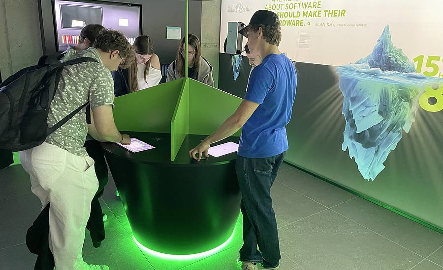 BBS Rohrbach: 4 digBiz zu Besuch bei Loxone